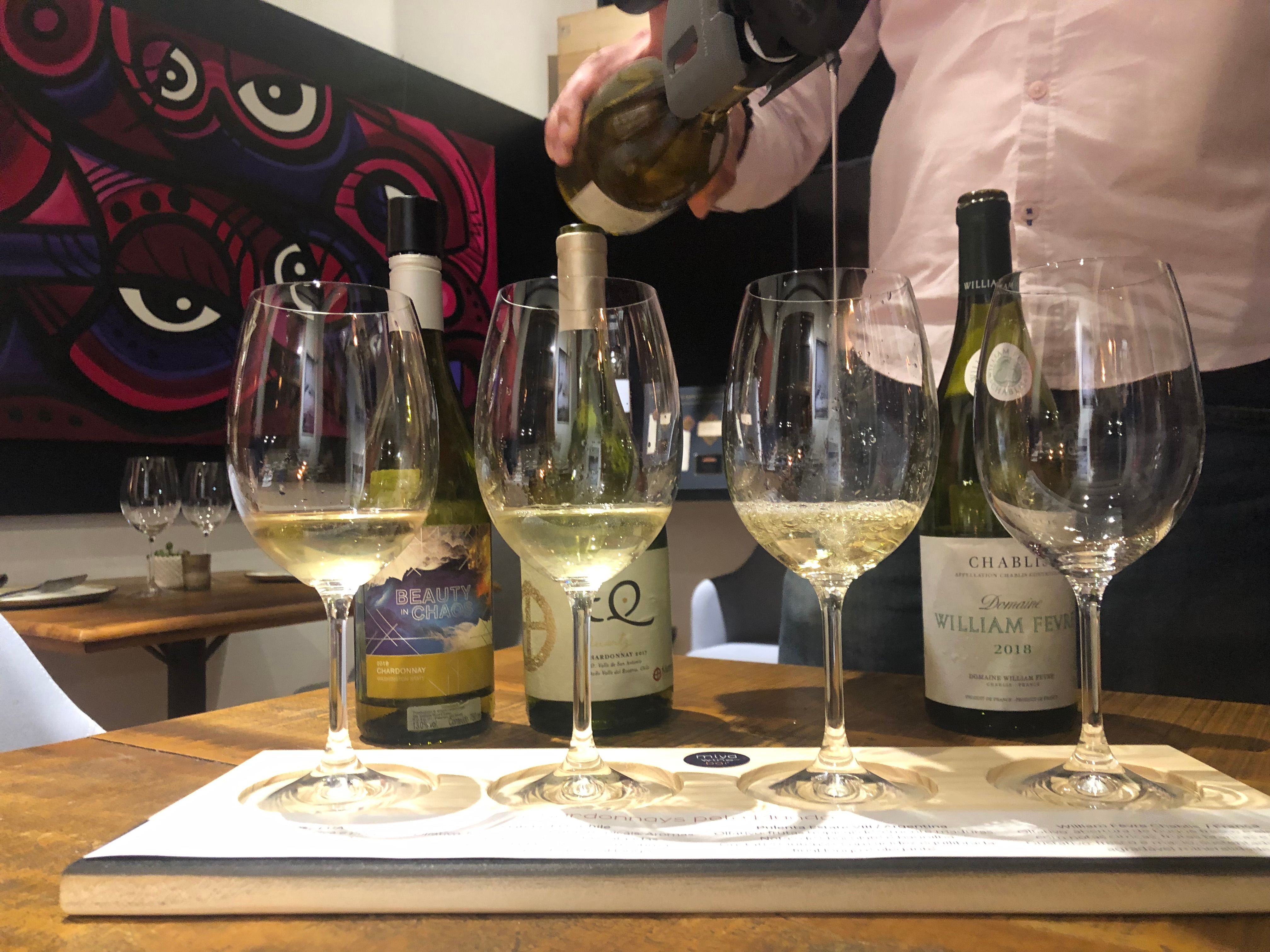 Wine Flight de Chardonnay pelo Mundo no Miya Wine Bar - Wine Locals